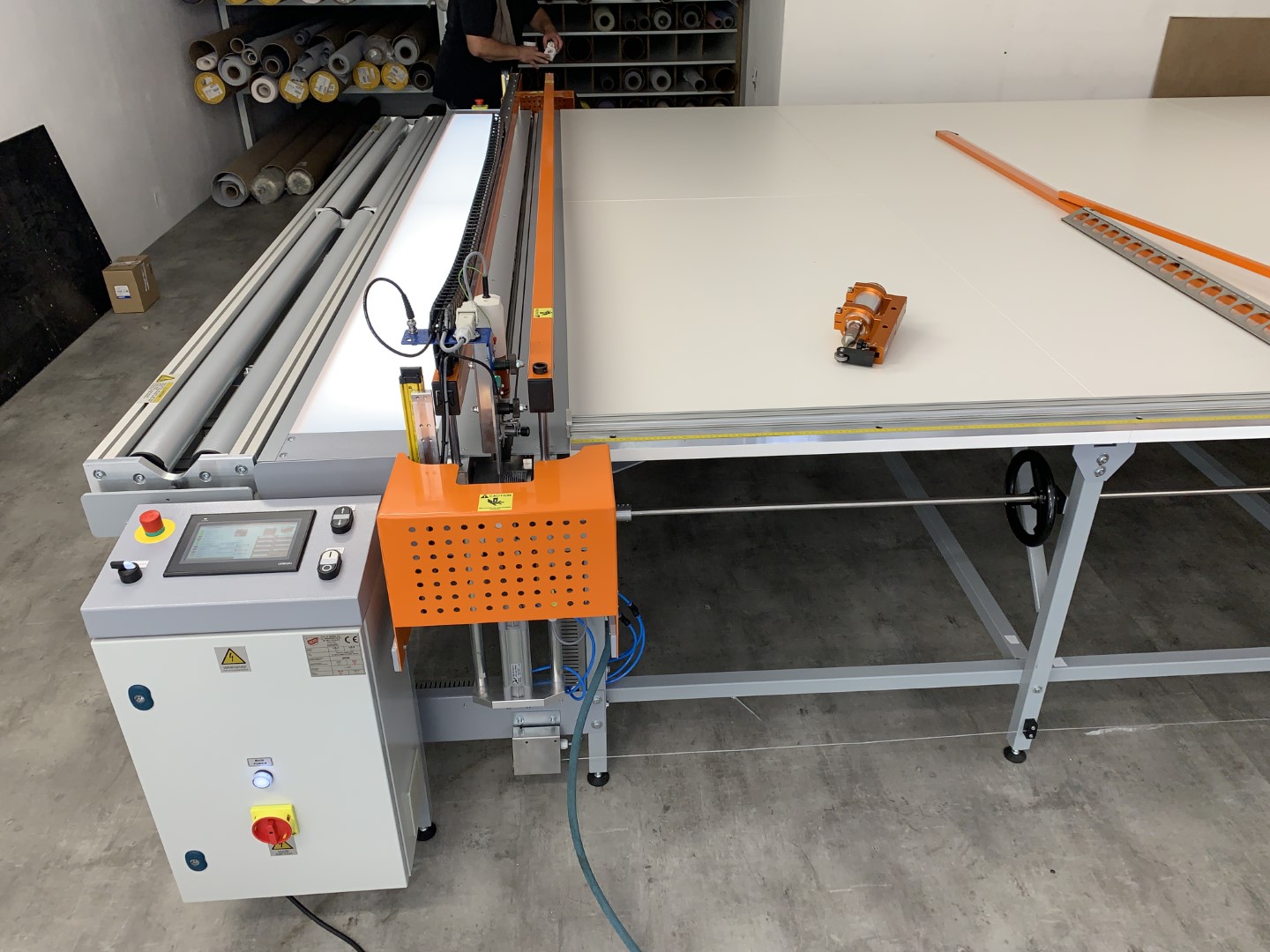 How to choose a roller blinds cutting table for your production: a ...